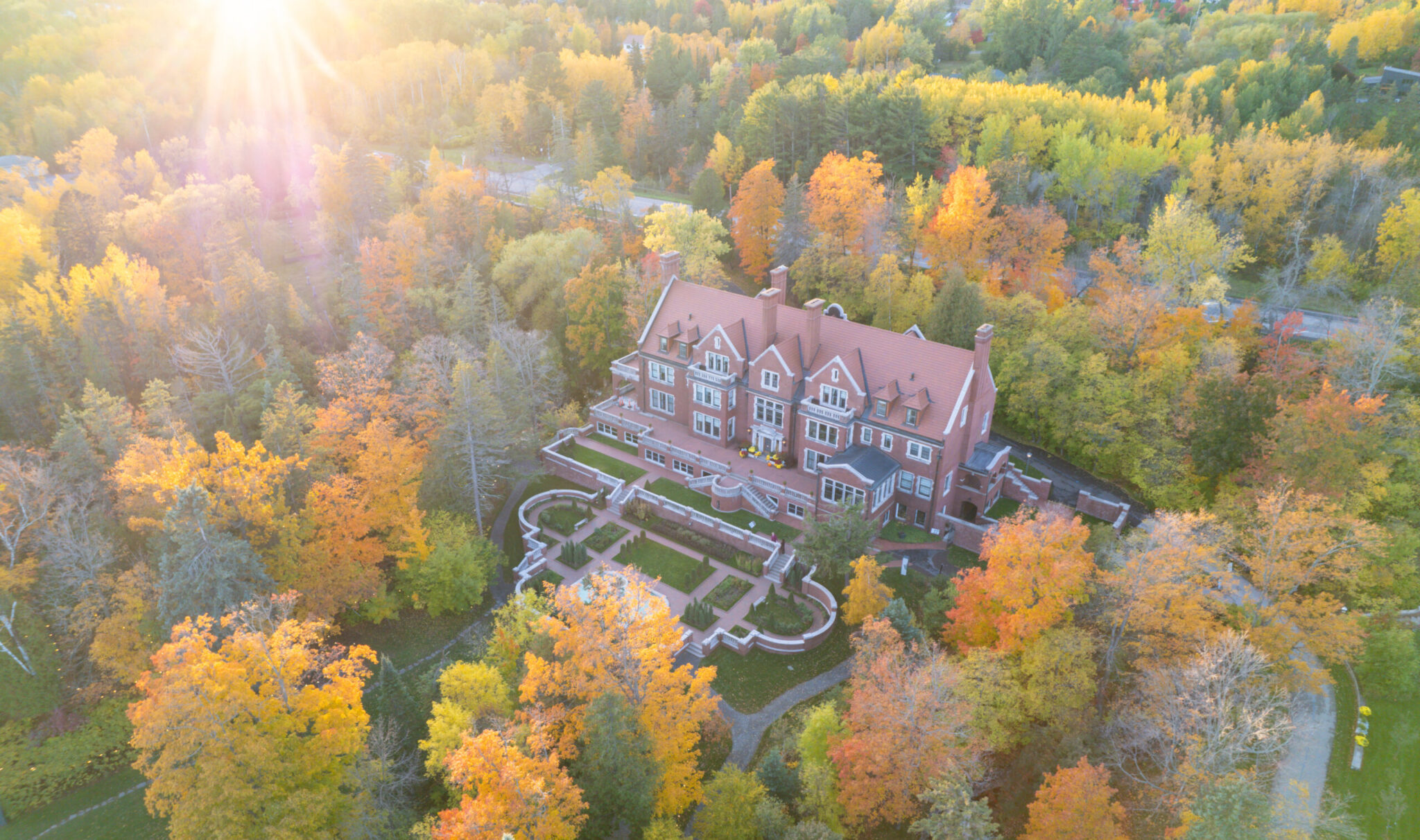 Gold to Ghosts: The History and Haunting of Glensheen Mansion ...
